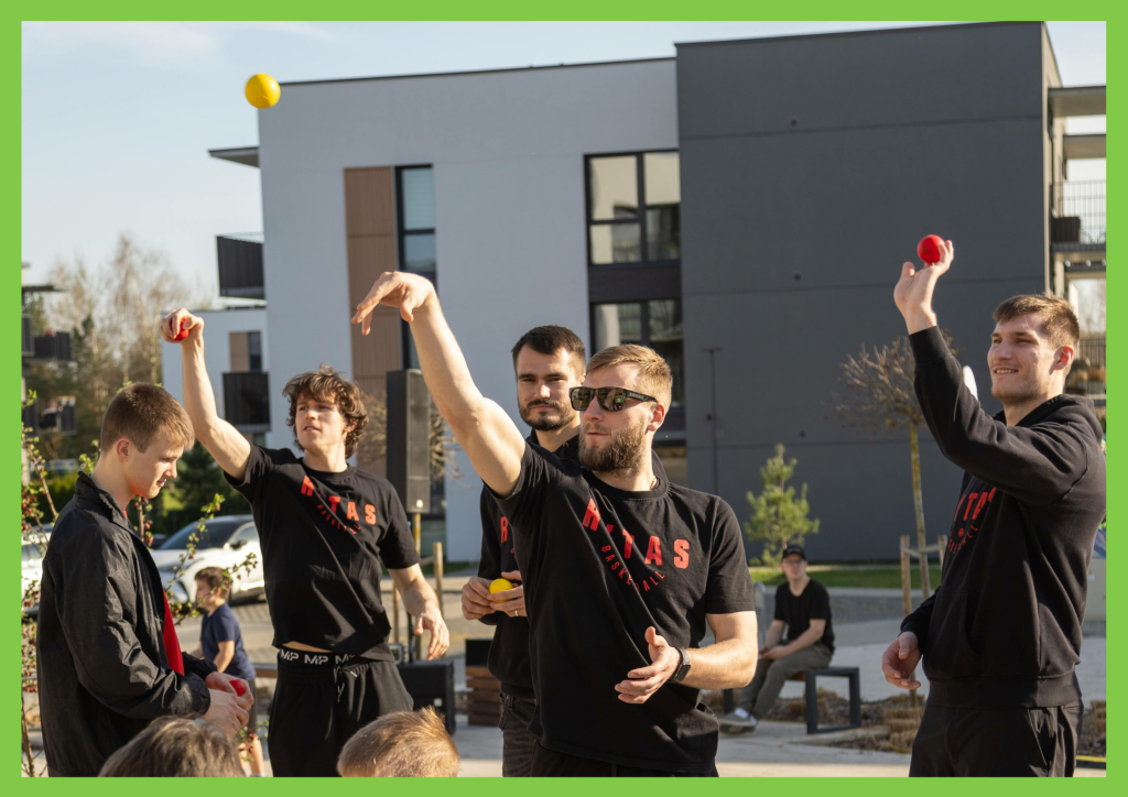 Vilniaus „Rytas“ komanda su pilaitiškiais tvarkė aplinką | Atliekų Kultūra